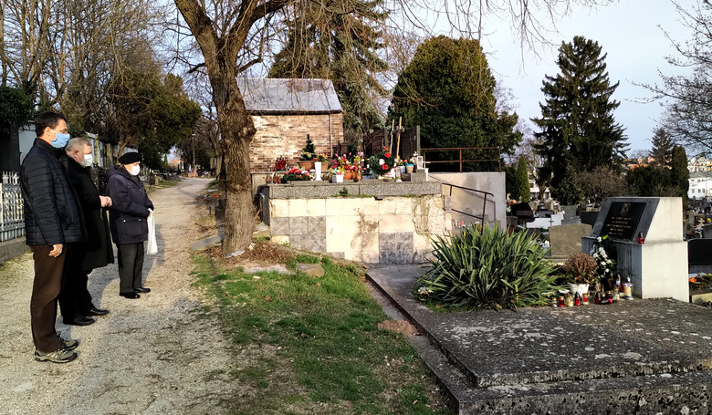 Biskup si uctil obete bombardovania Nitry - Spravodajstvo - Katolícke ...