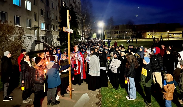 V Kežmarku sa modlili krížovú cestu uprostred bytoviek - Spravodajstvo - Katolícke noviny