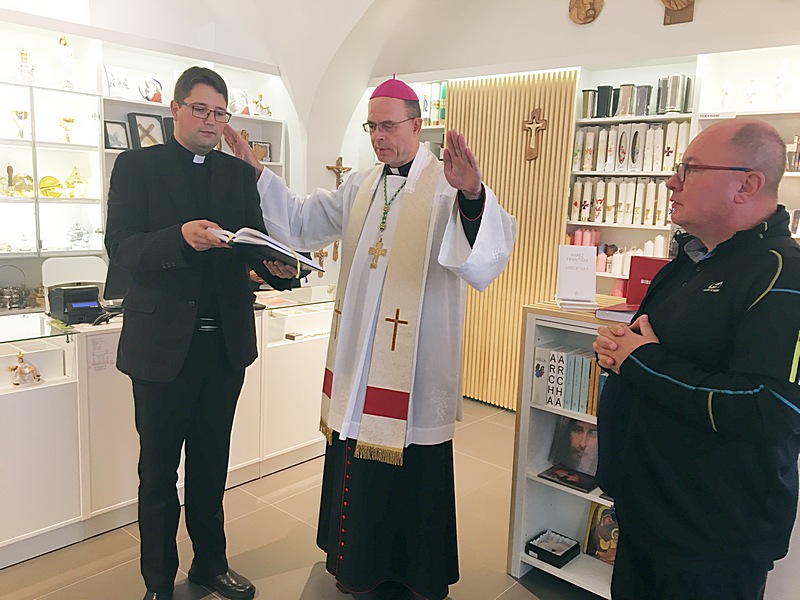 Biskup Marián Chovanec požehnal predajňu SSV v Banskej Bystrici ...